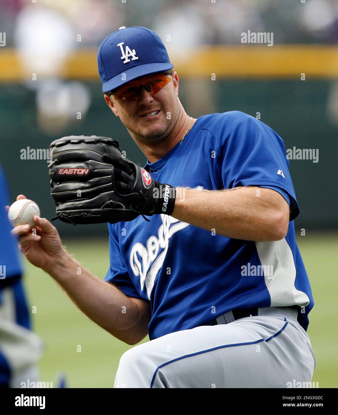 Los Angeles Dodgers infielder Jeff Kent throws during batting practice ...