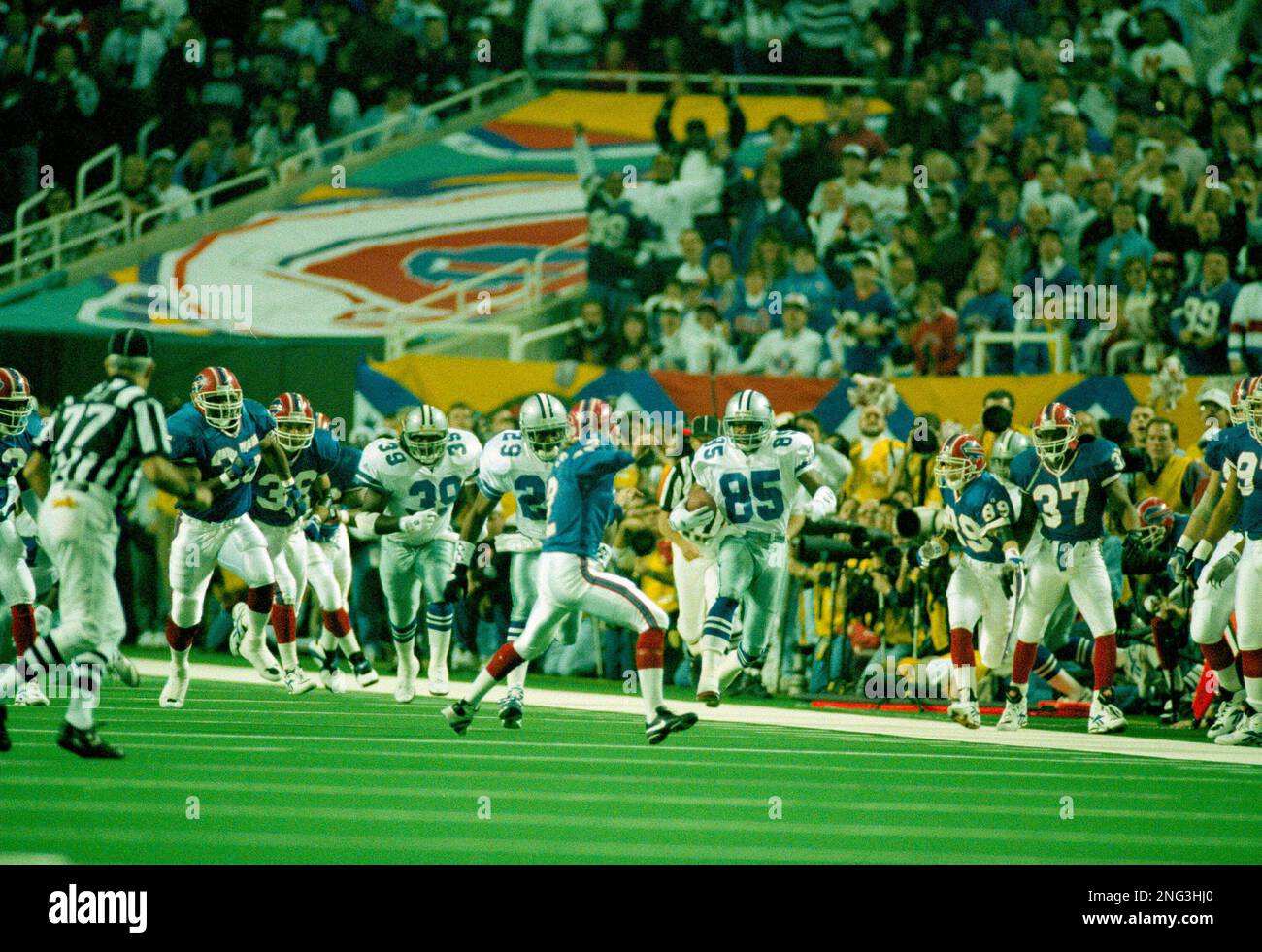 Dallas Cowboys' Kevin Williams (85) returns the opening kickoff into ...