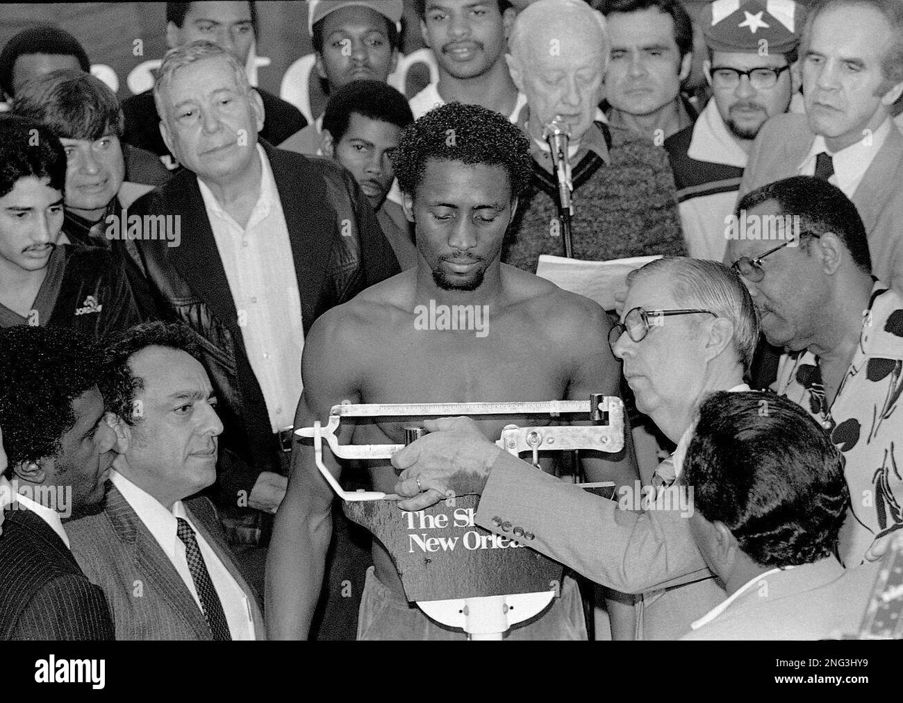 Detroit boxer Thomas Hearns of Detroit weighs in for his title fight in ...