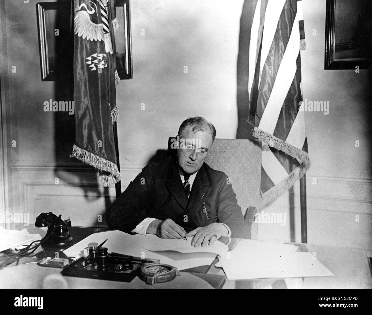 President Franklin D. Roosevelt signs the Emergency Banking Act into ...