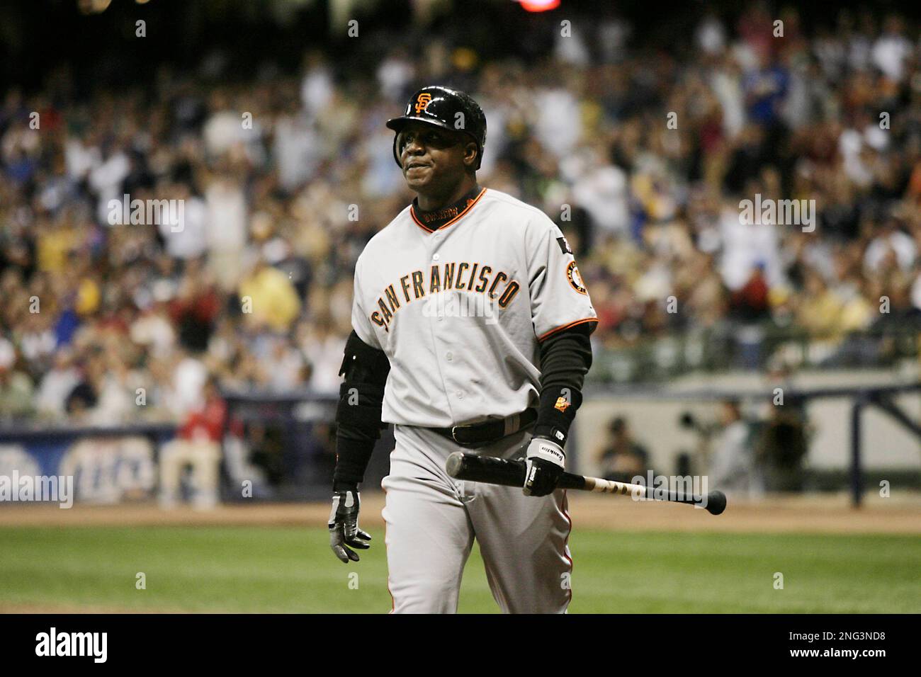 San Francisco Giants' Barry Bonds walks back to the dugout after ...