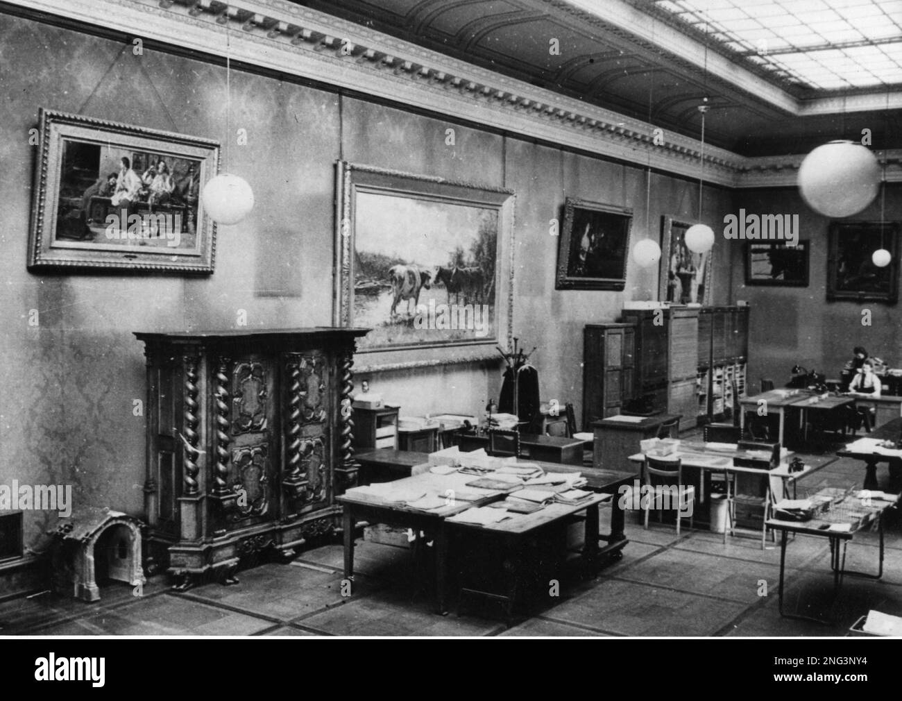 Image shows the picture gallery inside "Villa Huegel", the famous home ...