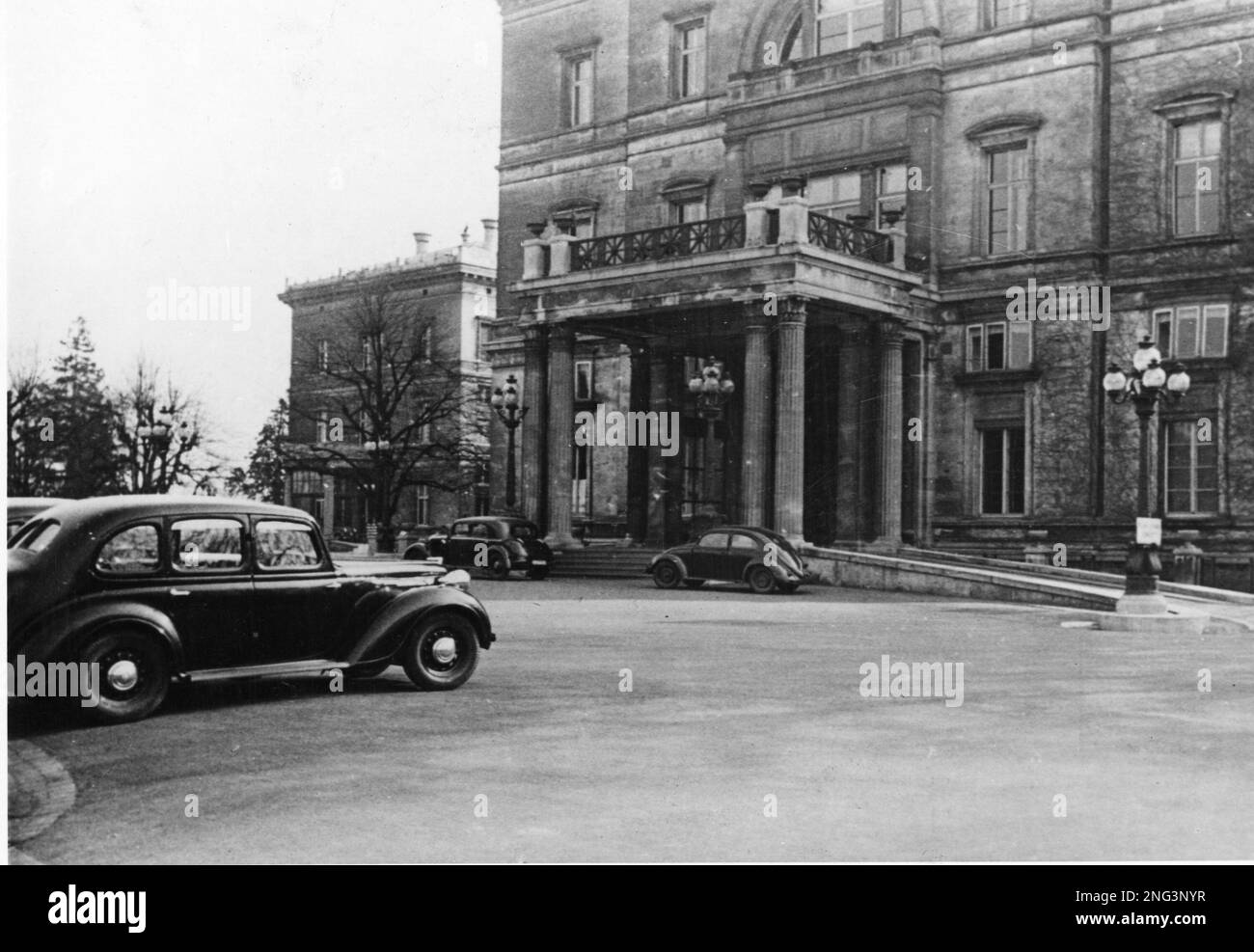 Drive and main entarance of "Villa Huegel" the famous home of the ...