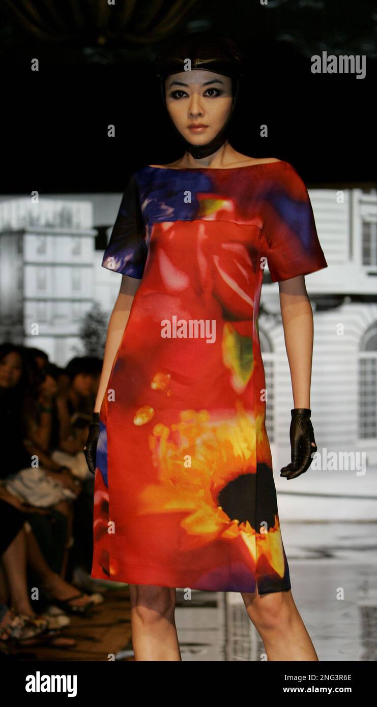 Chinese model Lynn Xiong performs at the Celine Fall/Winter 2007-2008 ...