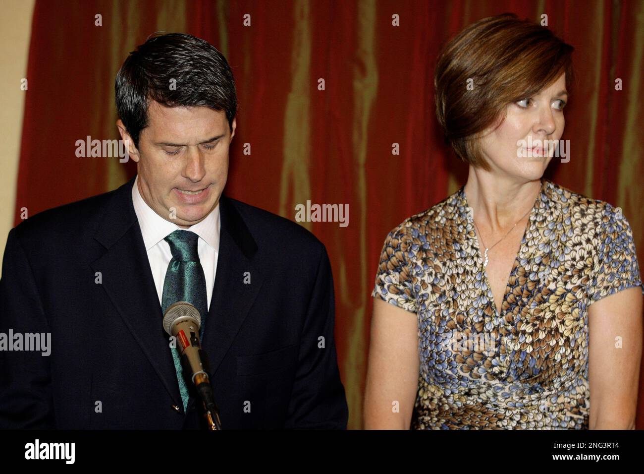 Sen. David Vitter, R-La., speaks to the media with his wife Wendy ...