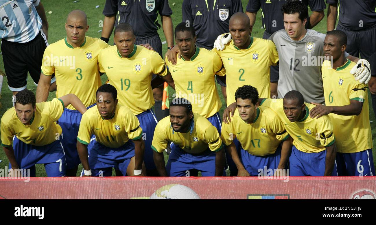 Brazil's line-up pose for photographers before their Copa America final ...