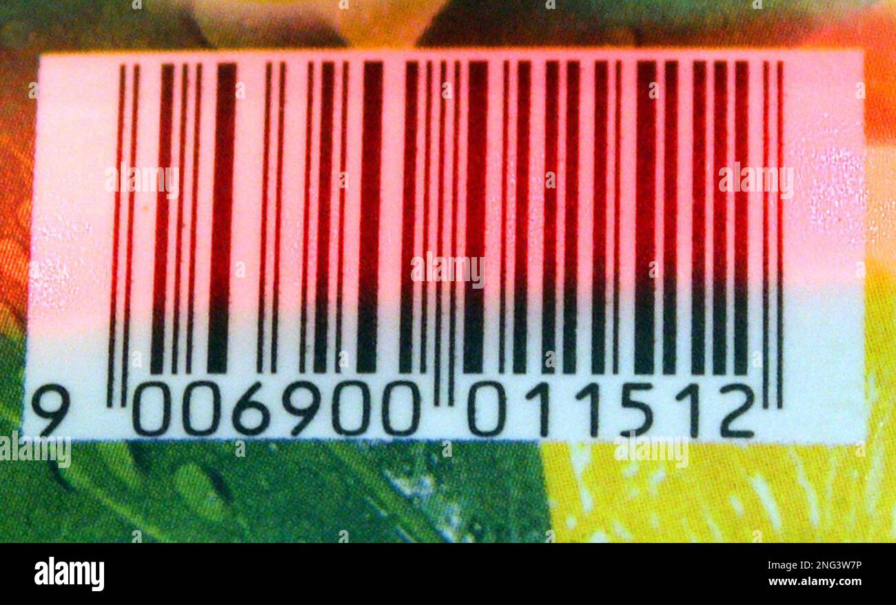 Der Barcode einer Getraenkepackung wird am Freitag, 13. Juli 2007, an der Kasse einer Tankstelle ...