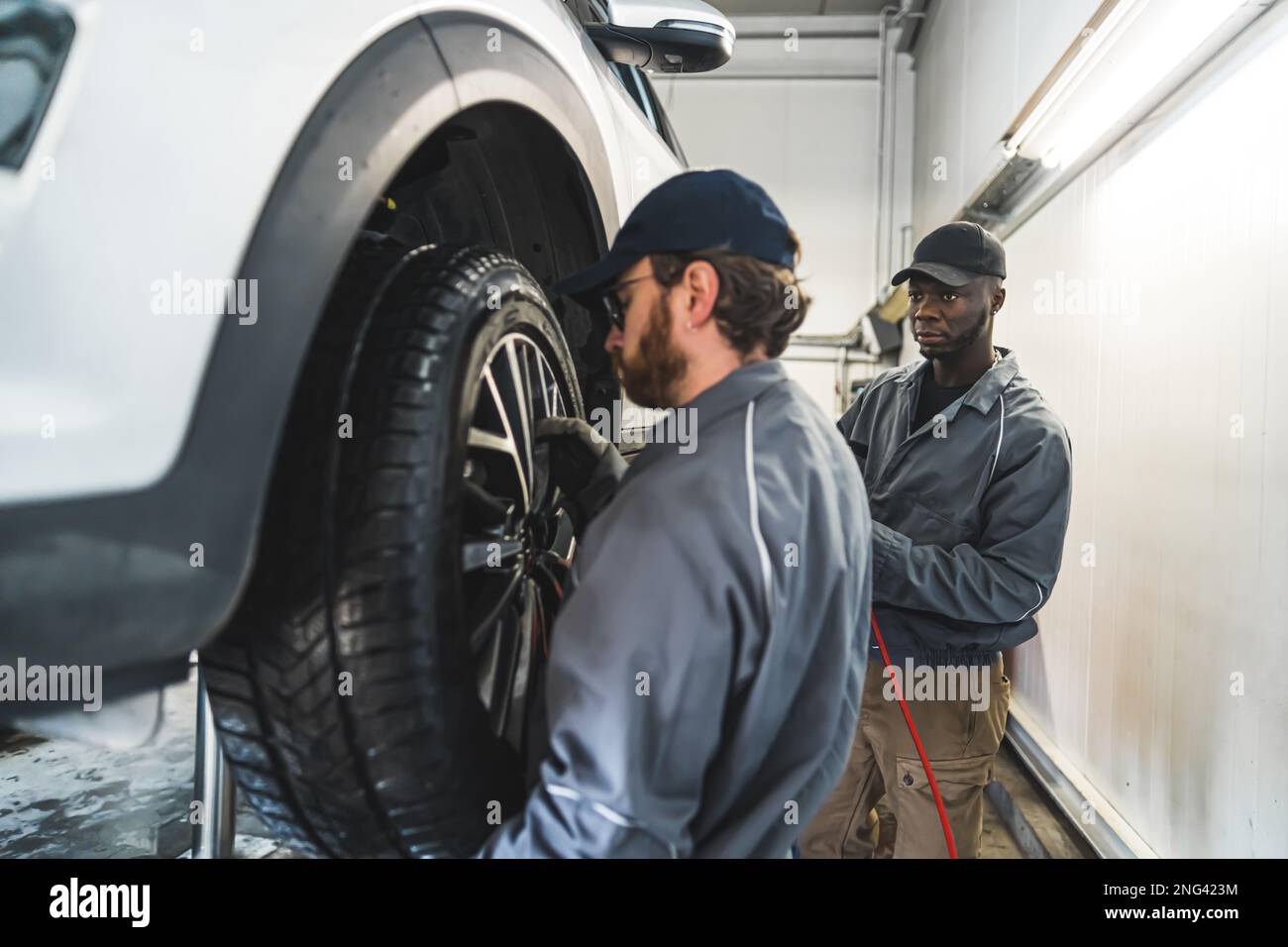 Changing a tyre hi-res stock photography and images - Alamy