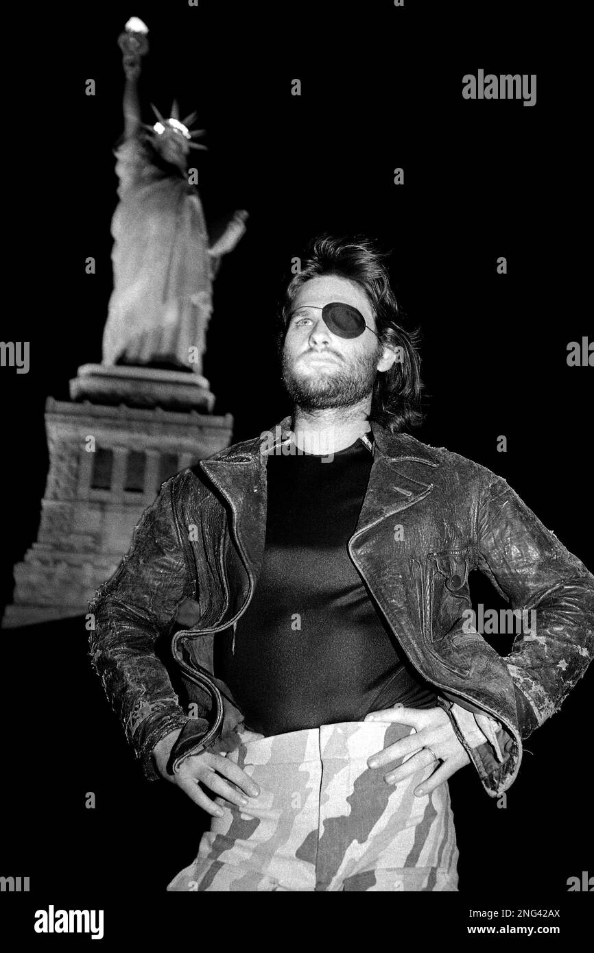 Snake Plissken played by actor Kurt Russell posing near statue of ...