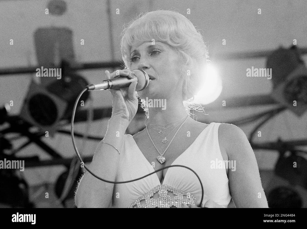 Country western singer Tammy Wynette performing at Wollman Rink in New ...