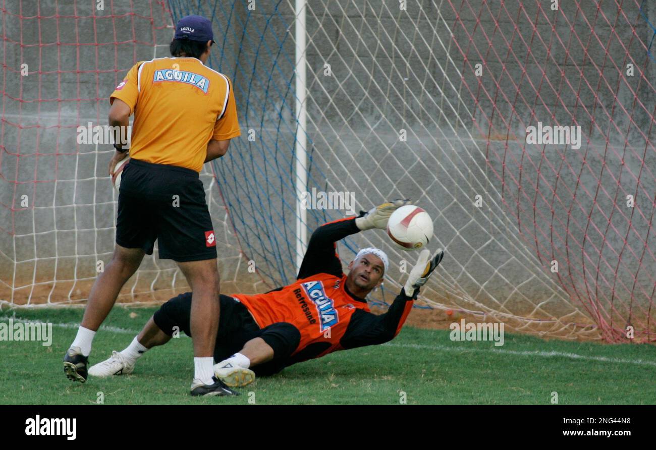 Colombia's goalkeeper Miguel Calero trains in Maracaibo, Venezuela ...