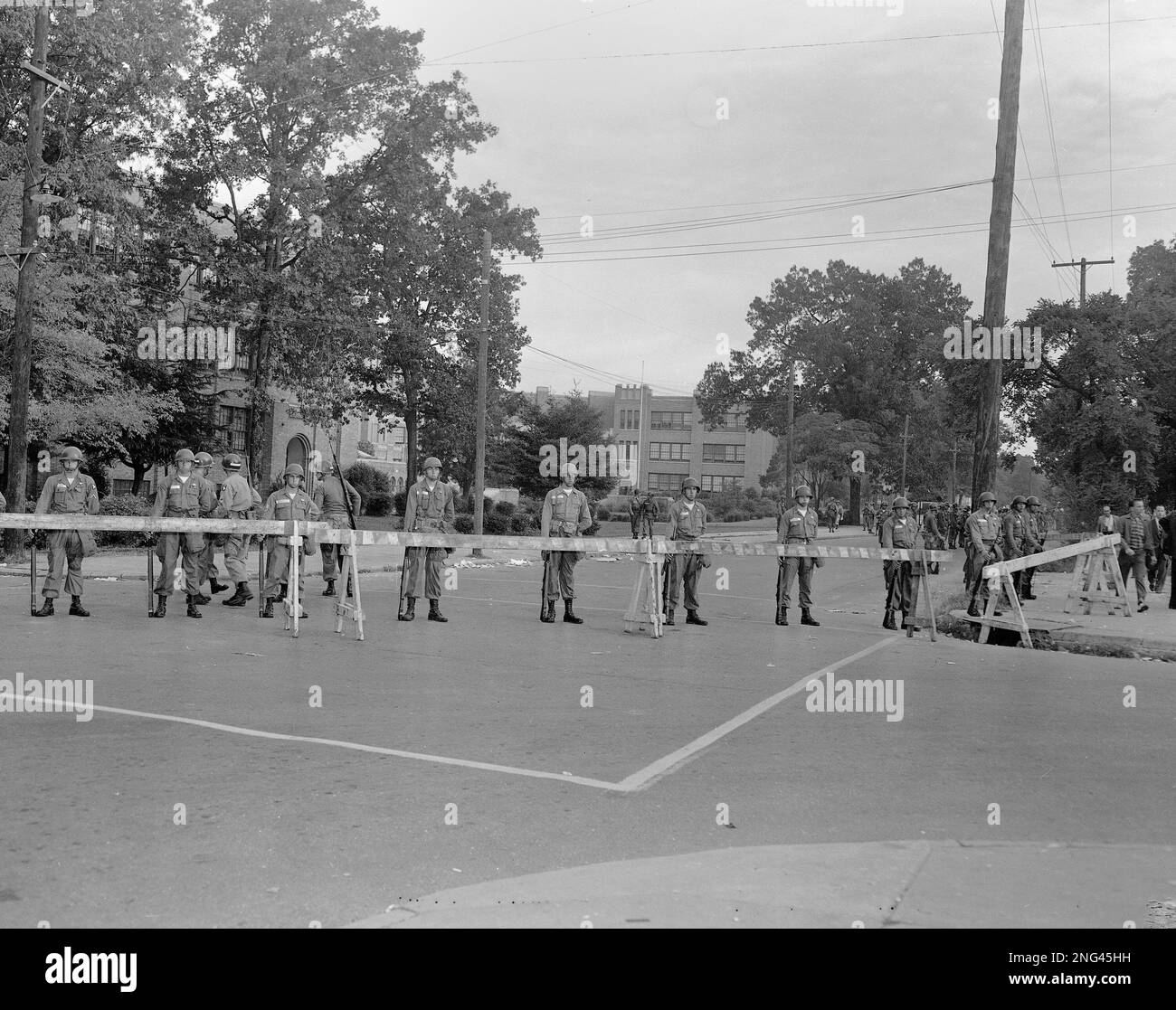 Soldiers of the 101st Airborne Division behind barricades guard 16th ...
