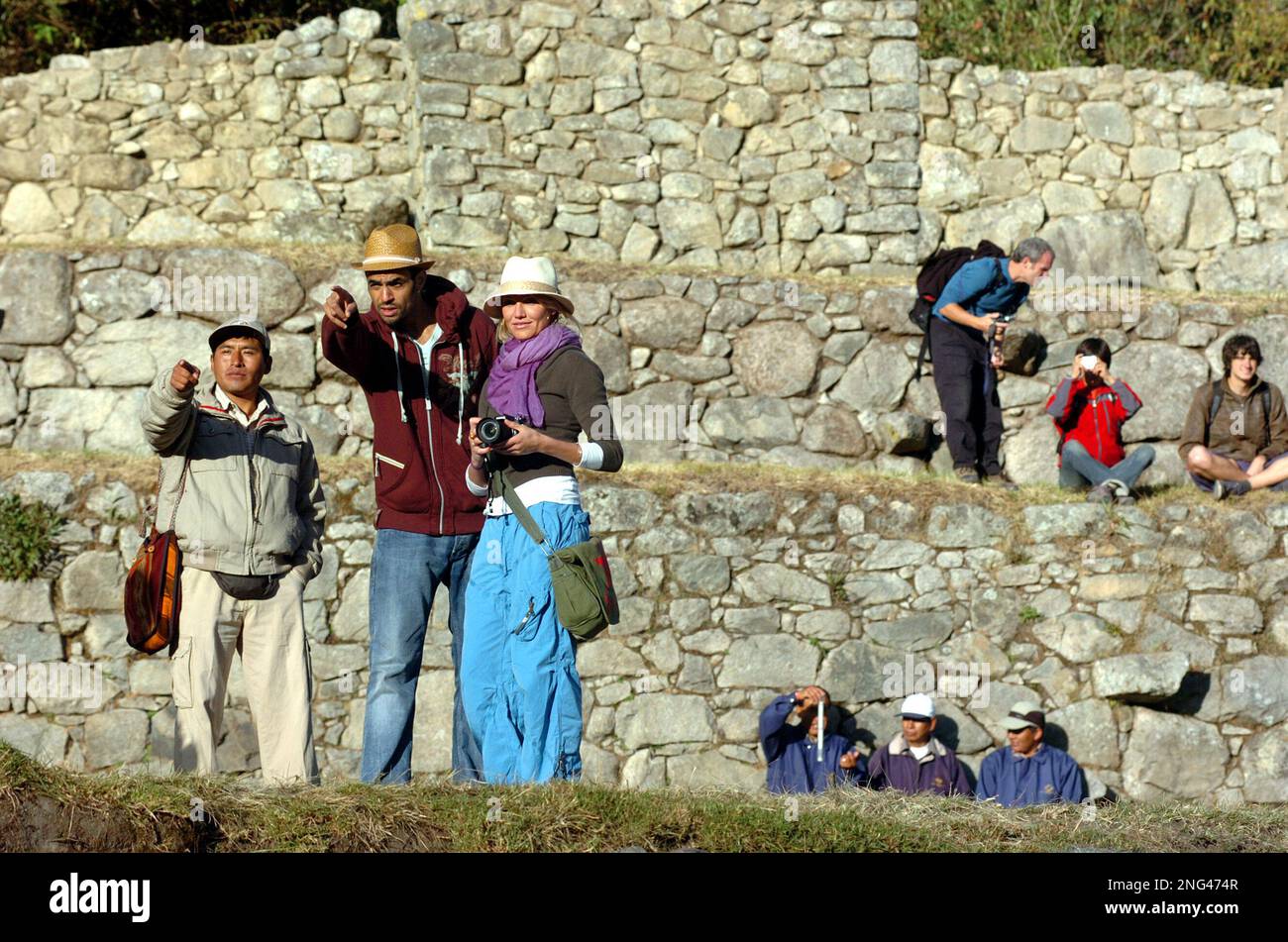 ** ALTERNATIVE CROP OF KN101 ** US actress Cameron Diaz, third from ...