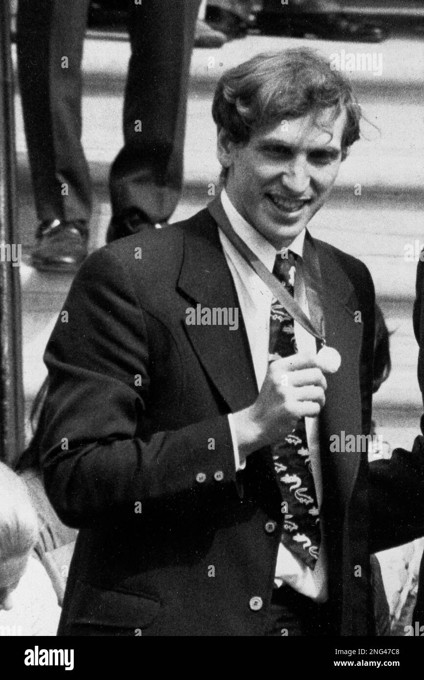 Brooklyn-born chess world champion Bobby Fischer shows off his gold ...