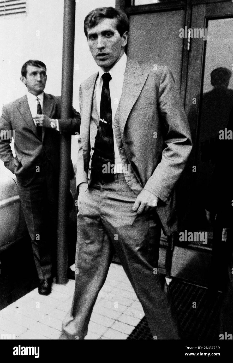 Chess star Bobby Fischer strides out of Laugarholl Hall after losing ...