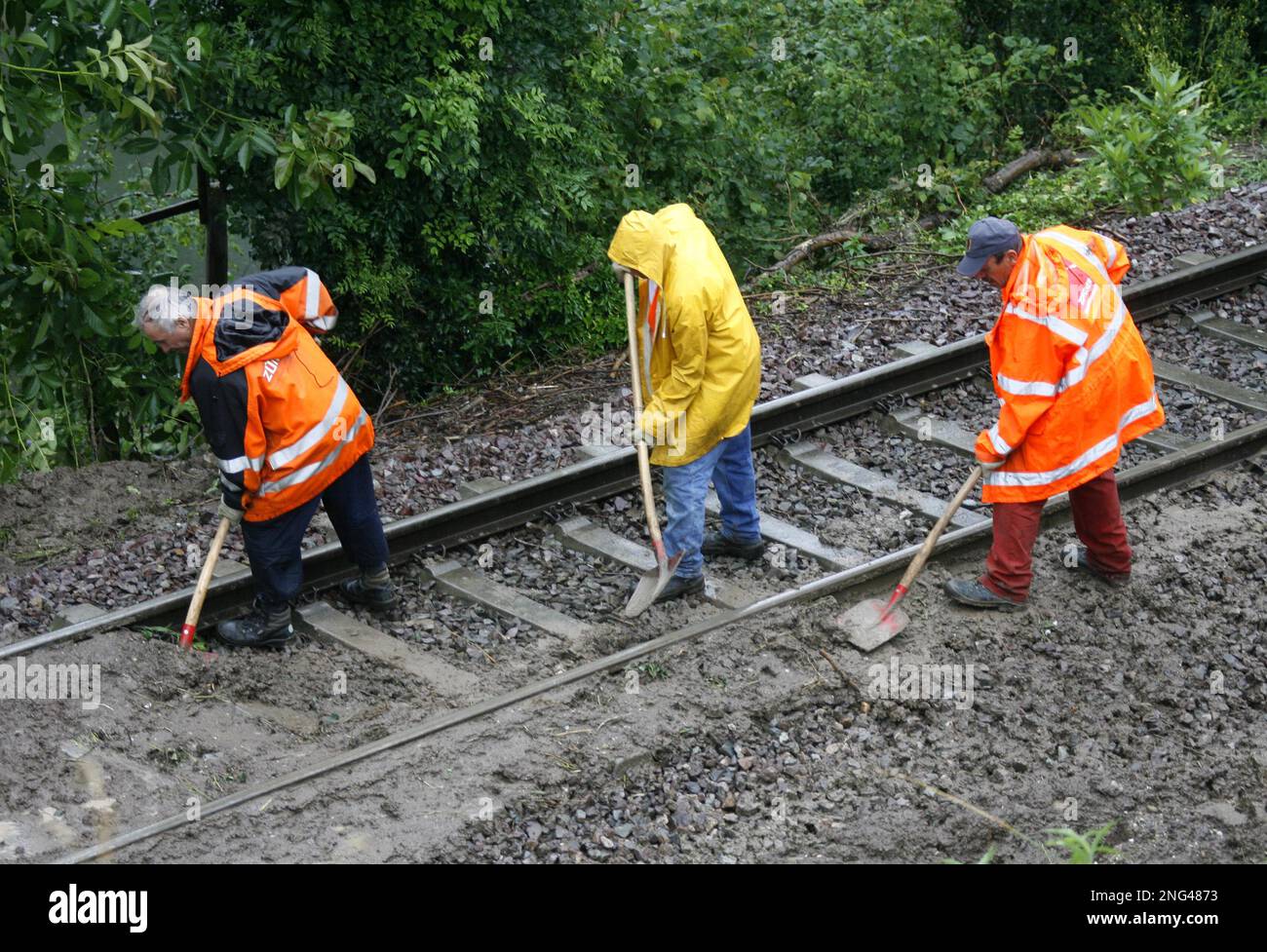 Arbeiter raeumen am Donnerstag, 21. Juni 2007, Erde und Schlamm von den ...