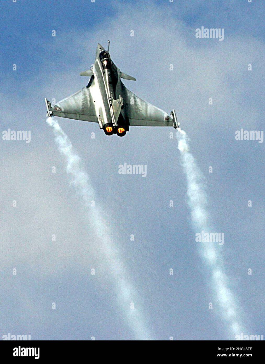 The Dassault-made Rafale jet fighter performs its demonstration flight ...