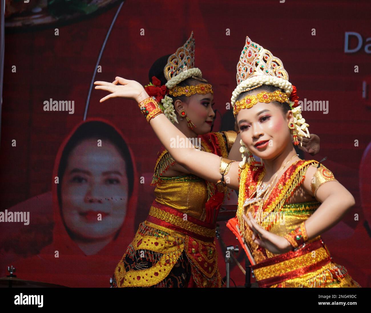 Indonesian mari kangen dance. This dance depicts the joy of teenagers ...