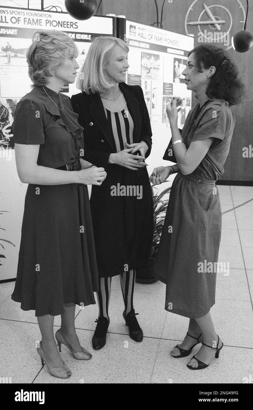 Former Olympic gold medalist Donna deVarona, left skier Suzy Chaffee ...