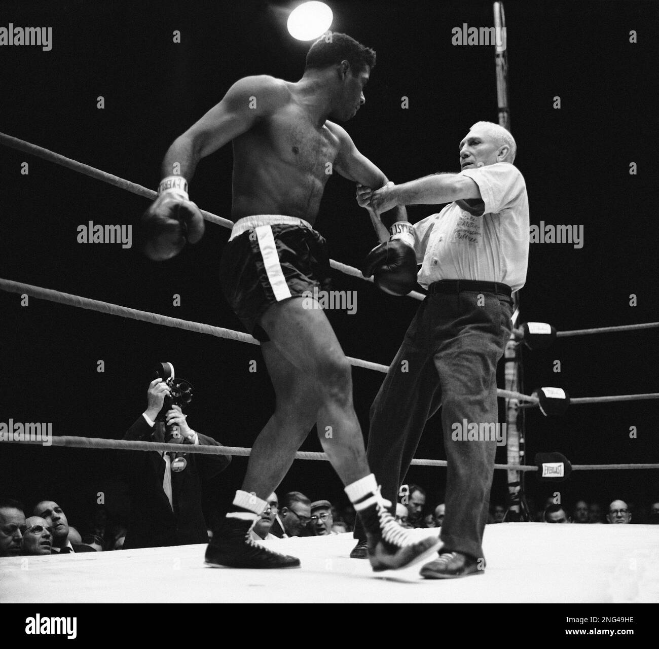 Heavyweight boxer Floyd Patterson, knocked out in the first round of ...