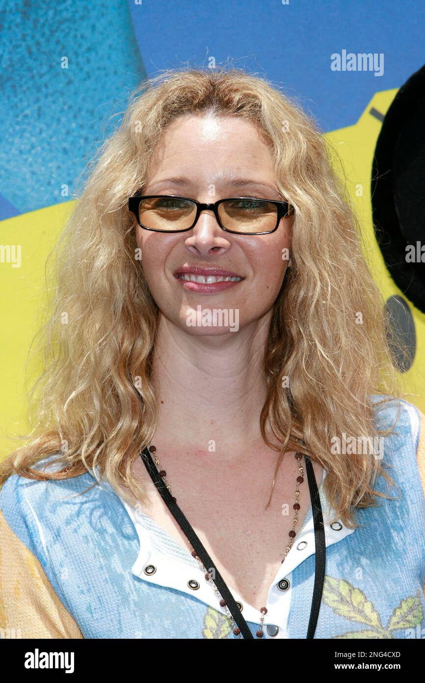 Lisa Kudrow arrives at the Finding Nemo Submarine Voyage Celebrity ...
