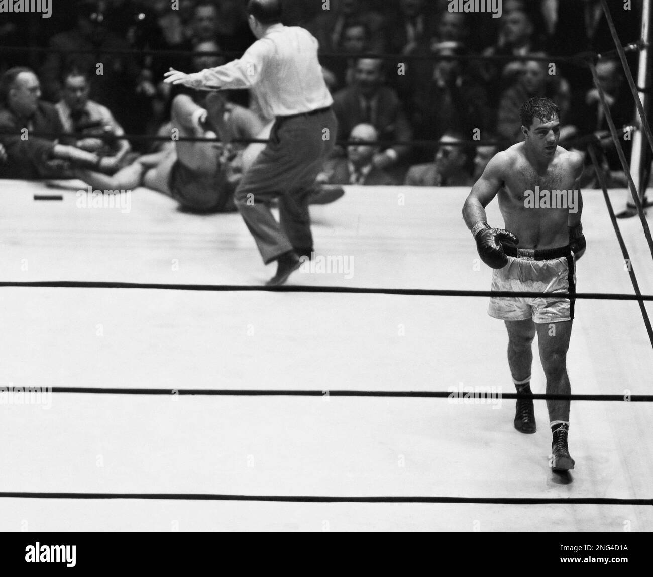 Joe Louis suffers a knockout at the hands of Rocky Marciano in 8th ...