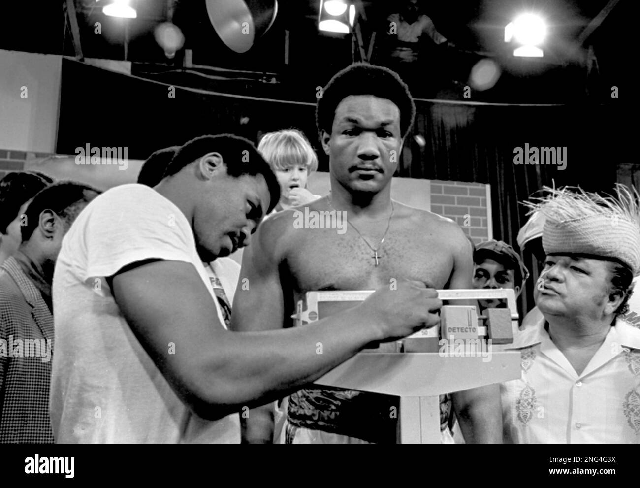 Heavyweight boxer Jimmy Young, left, looks over the scale as former ...