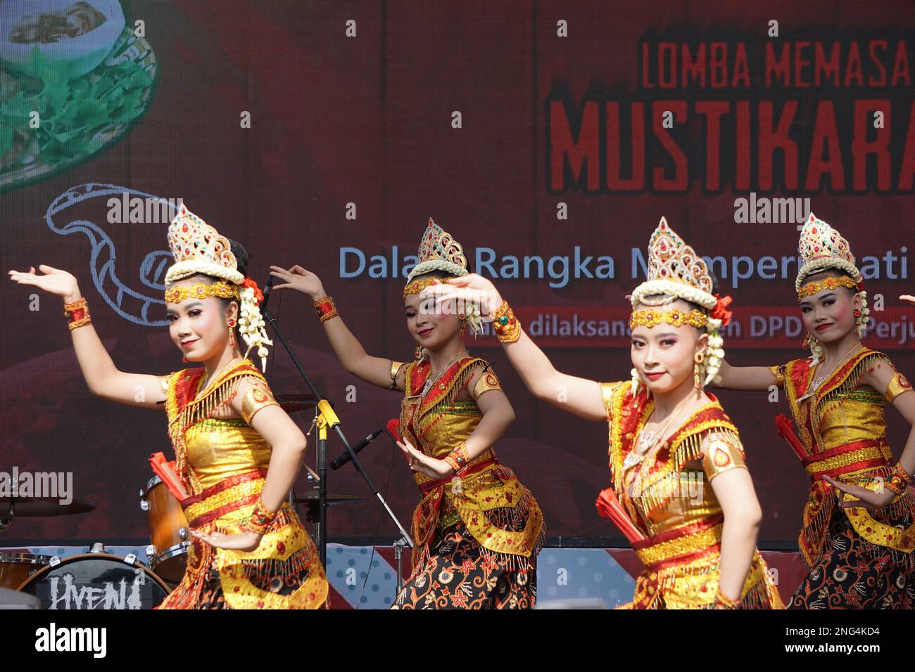 Indonesian mari kangen dance. This dance depicts the joy of teenagers ...