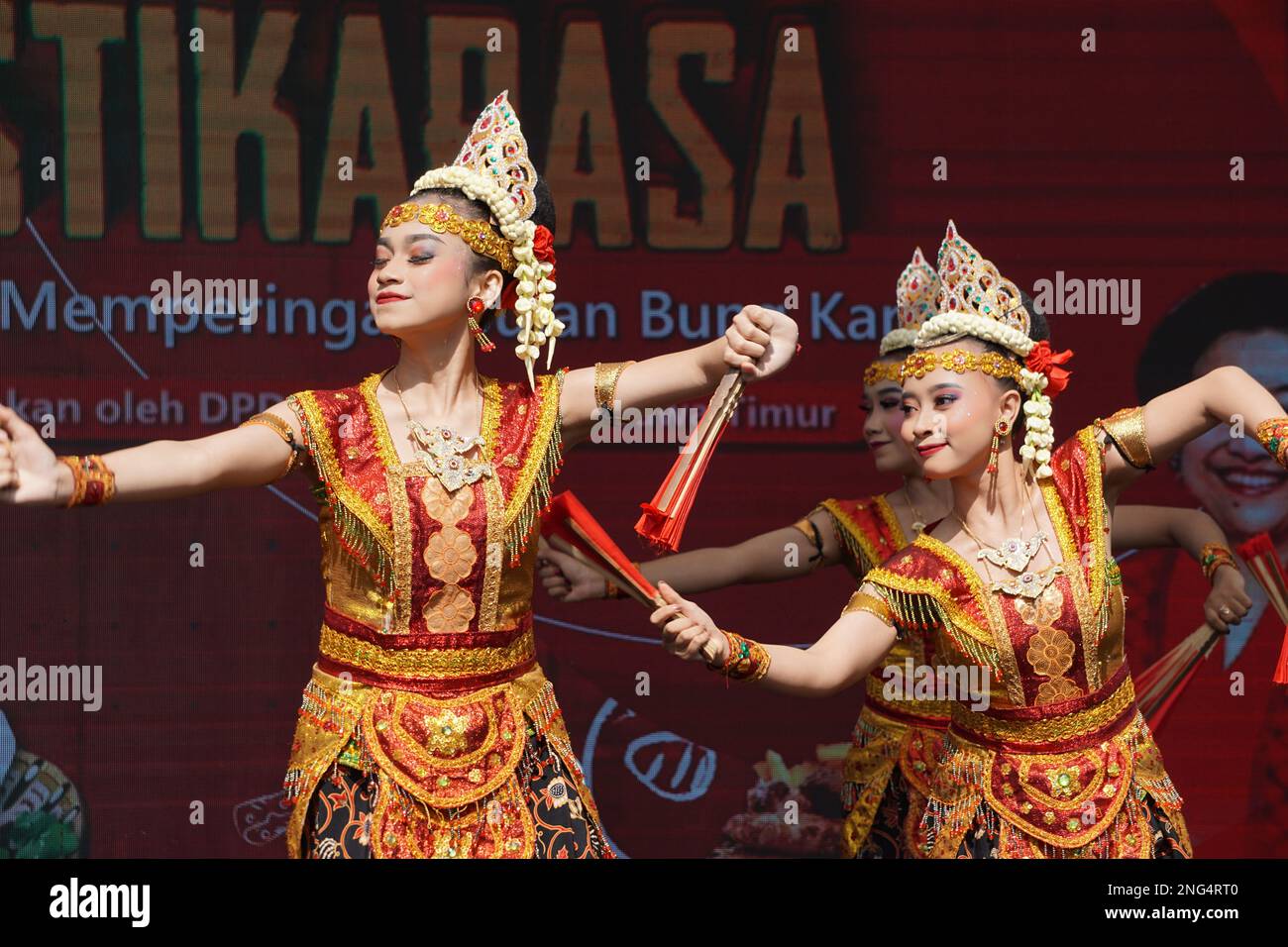 Indonesian mari kangen dance. This dance depicts the joy of teenagers ...