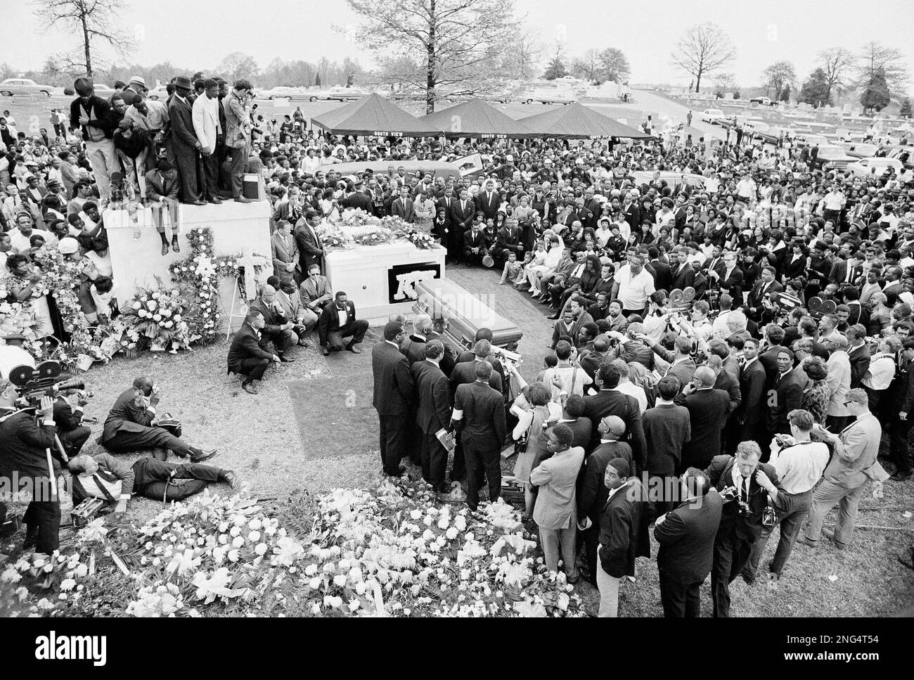Mourners fill South View Cemetery in Atlanta for burial services for Dr ...