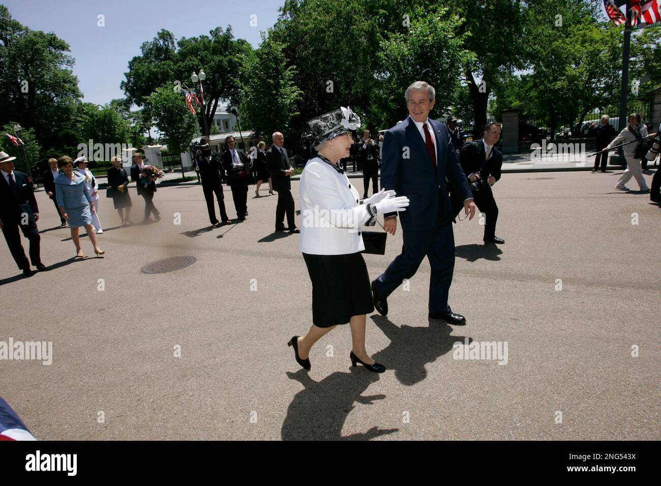 Queen Elizabeth II and President George W. Bush during the official ...