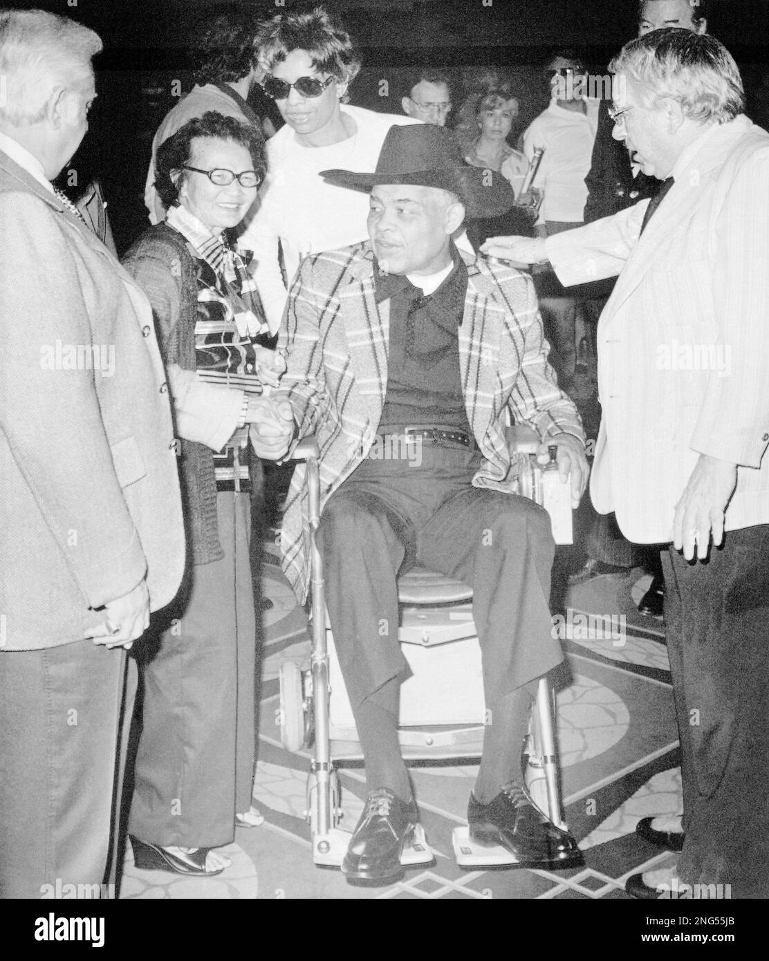 Former heavyweight boxing champion Joe Louis talks with guests at ...