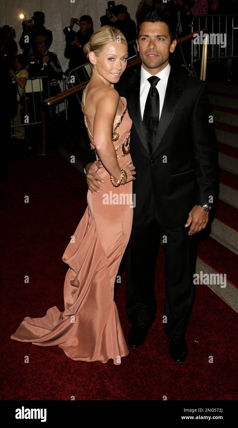 Actress Kelly Ripa and husband Mark Consuelos attend the Costume ...
