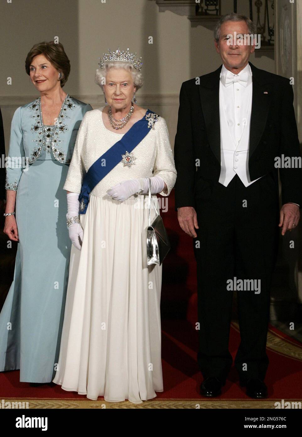 President Bush and first lady Laura Bush pose with Queen Elizabeth II ...