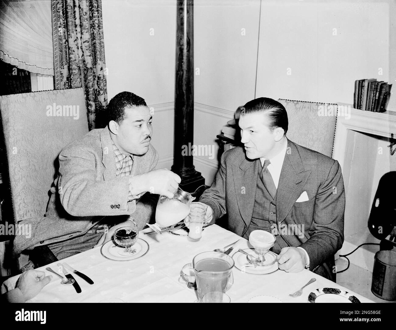 U.S. boxer Joe Louis, left, meets one of his old contestants, british ...