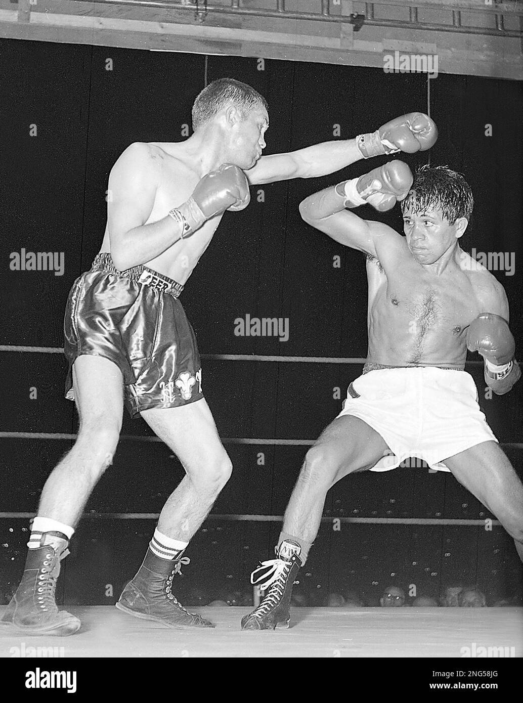 Mexican boxer Vicente Saldivar, right, and British boxer Howard ...