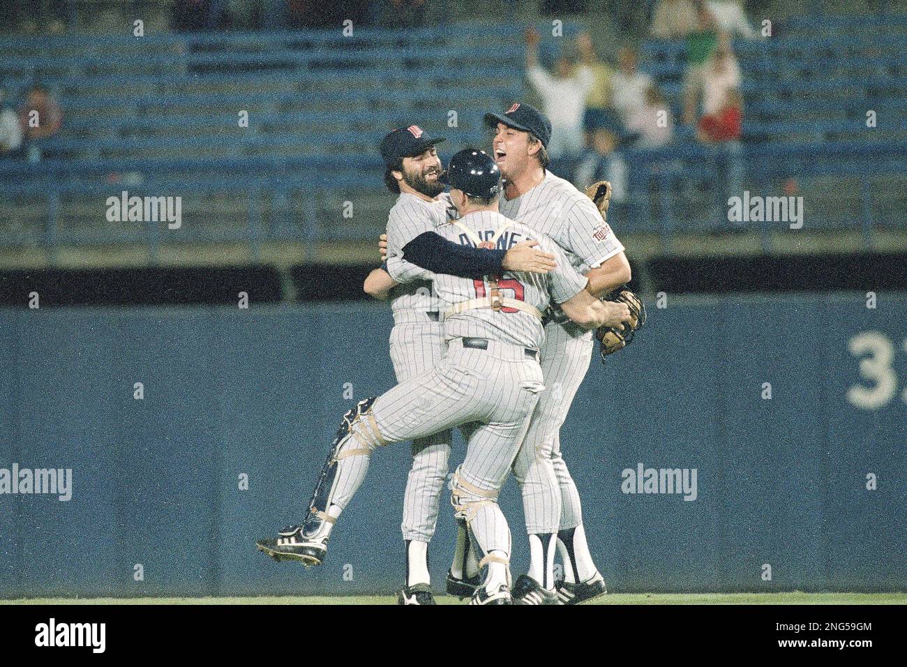 Minnesota Twins' relief pitcher Jeff Reardon (41), first baseman Kent ...