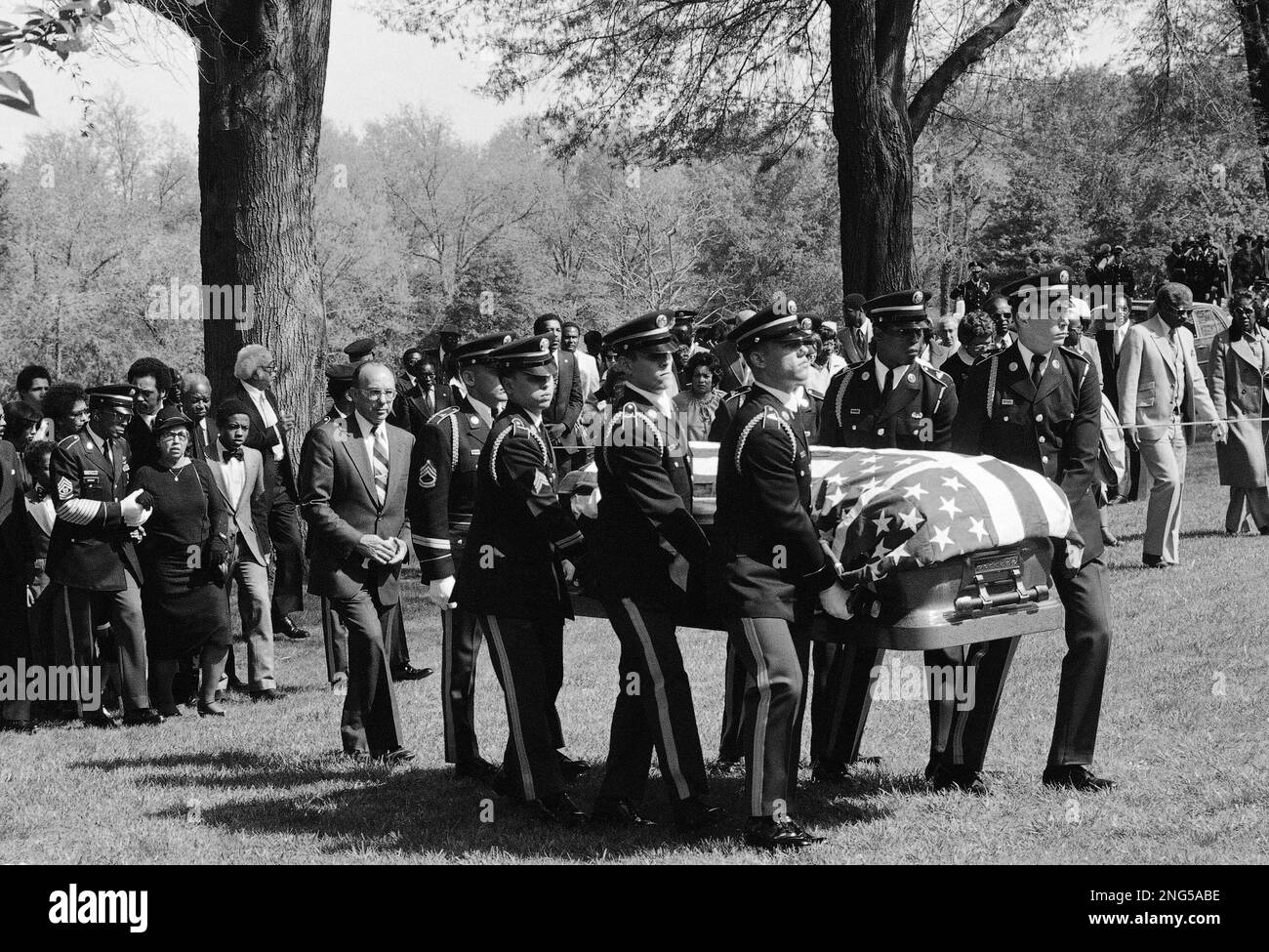 Member of the U.S. Army pall bearers carry the casket of Joe Louis to ...