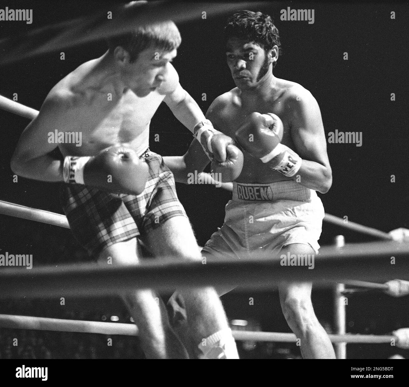Mexican boxer Ruben Navarro fights against British boxer Ken Buchanan ...