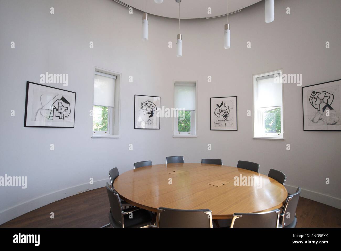 Modern meeting room with round table Stock Photo - Alamy