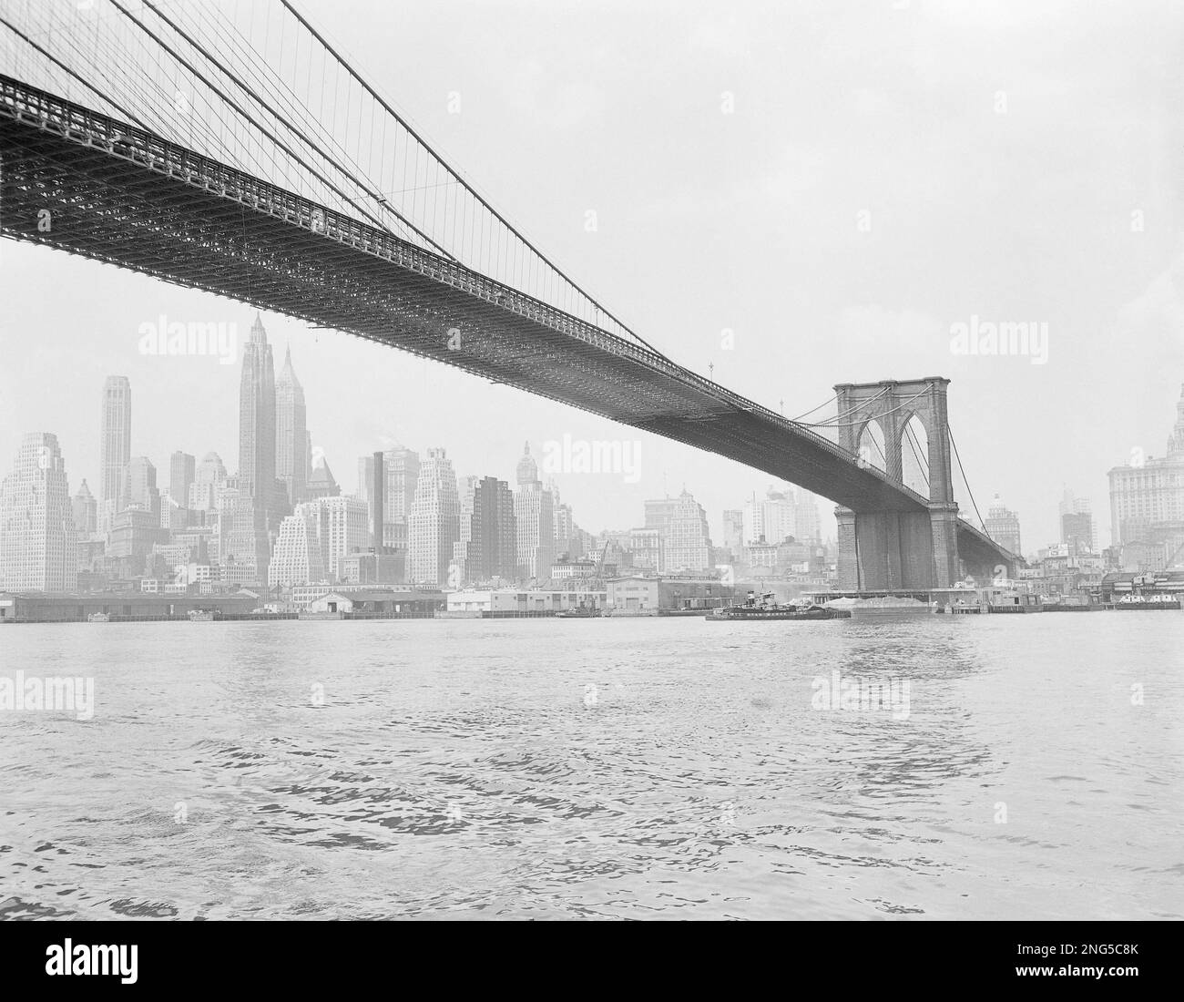 The underside of the Brooklyn Bridge and the lower Manhattan skyline ...