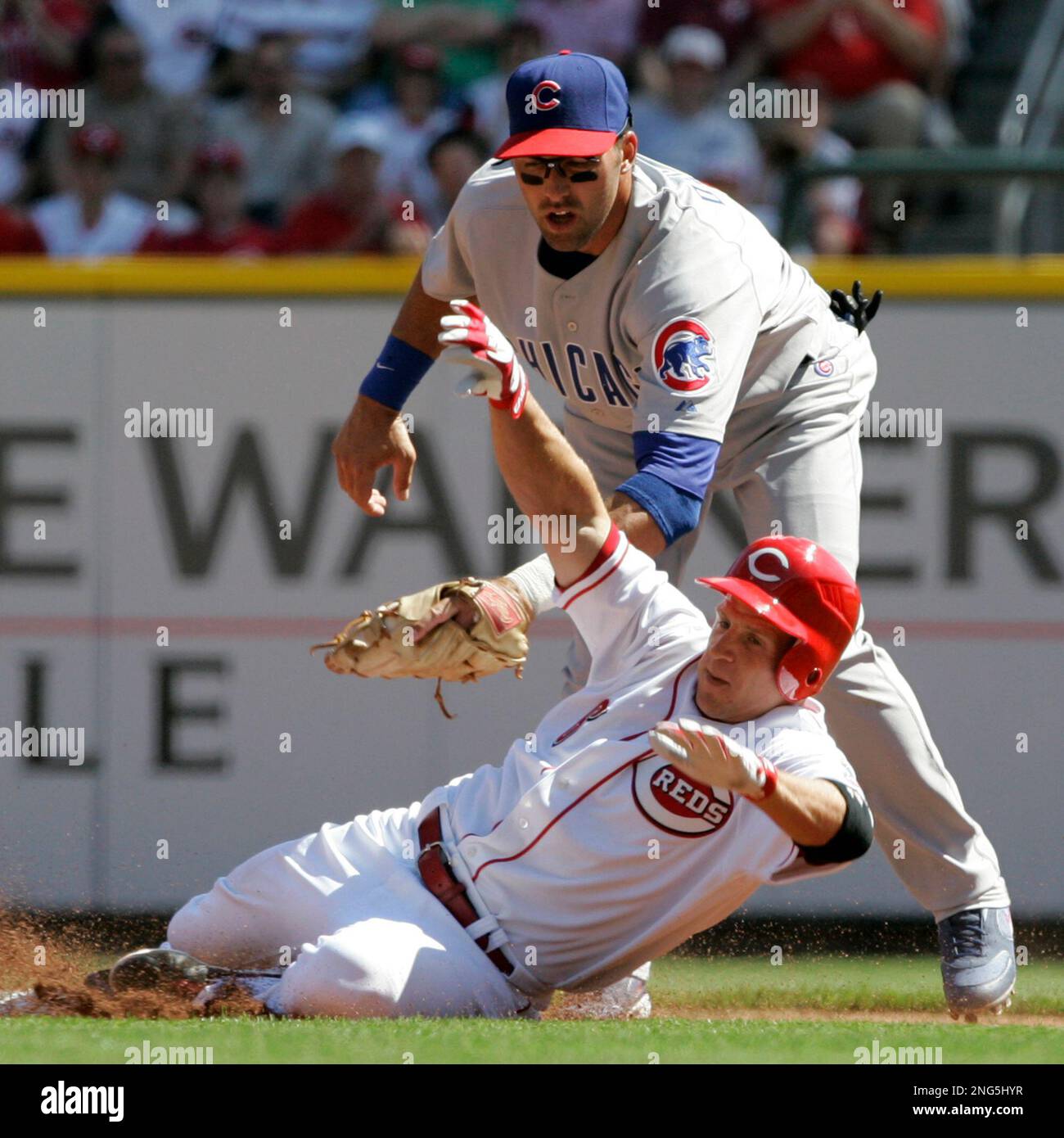 Chicago Cubs second baseman Mark DeRosa, top, tags out Cincinnati Reds ...
