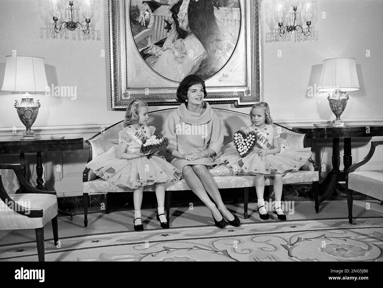 Jacqueline Kennedy poses in the White House Diplomatic Reception Room ...