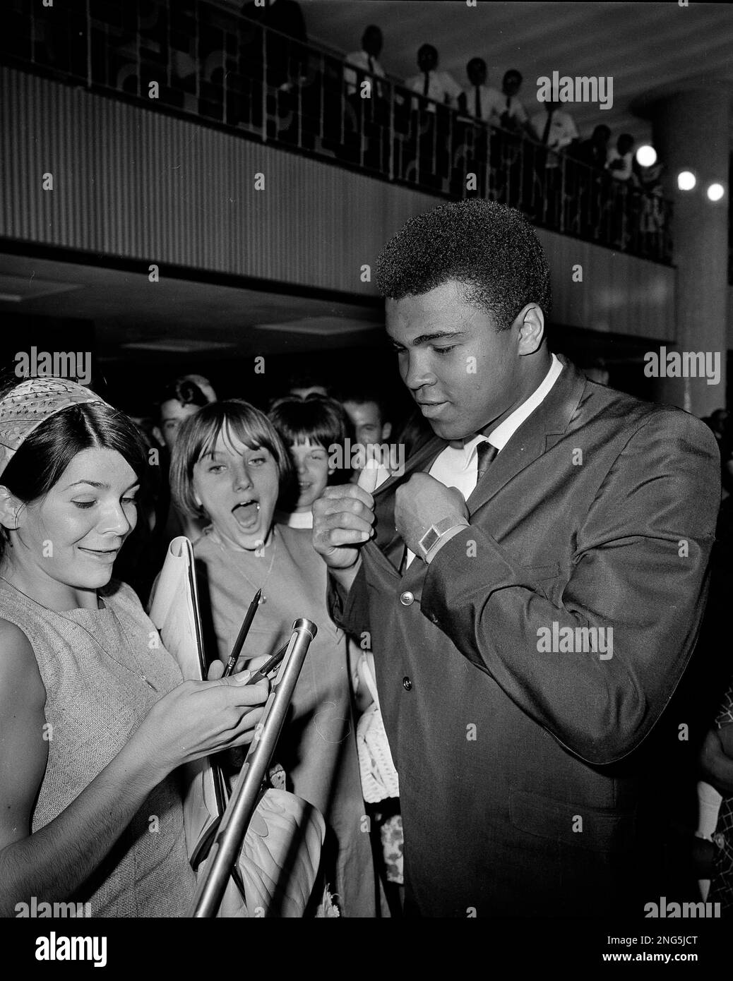 Teenage girls in Houston react as heavyweight boxer Muhammad Ali ...