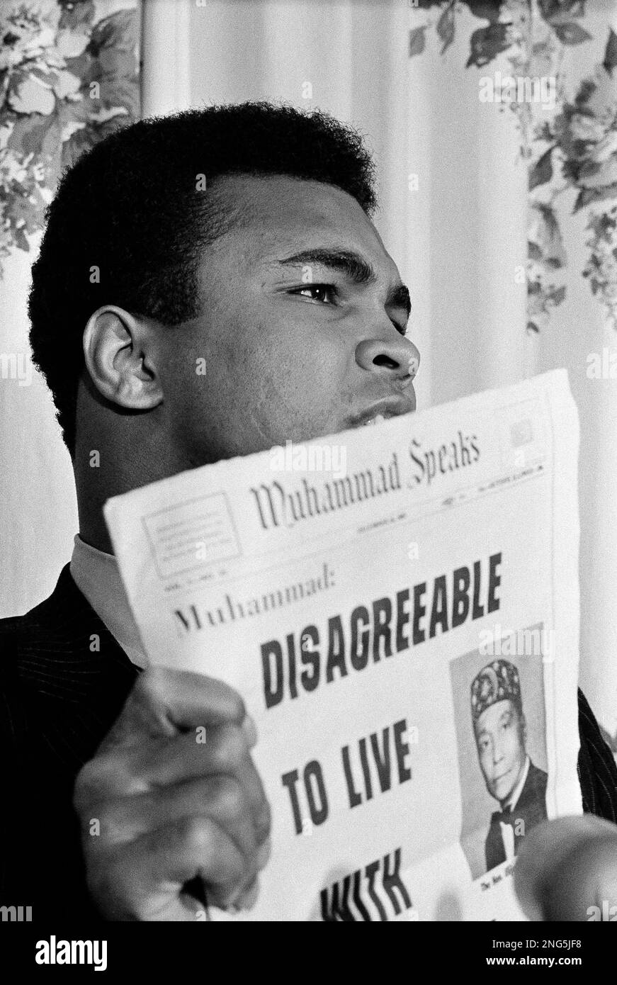 Ex-heavy weight boxing champ Muhammad Ali holds up a copy of Muhammad ...