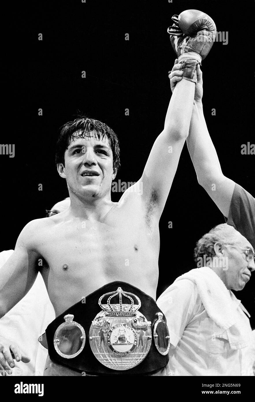 Art Frias of Montebello, Calif., raises his arm in victory after ...