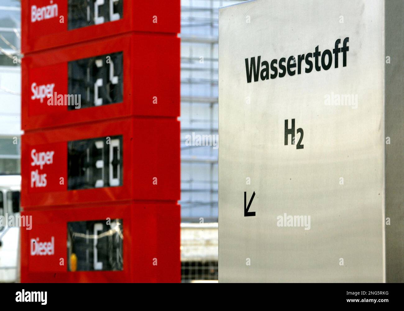 Eine Zapfsaeule weist am Montag, 26. Maerz 2007 in Muenchen an der ...