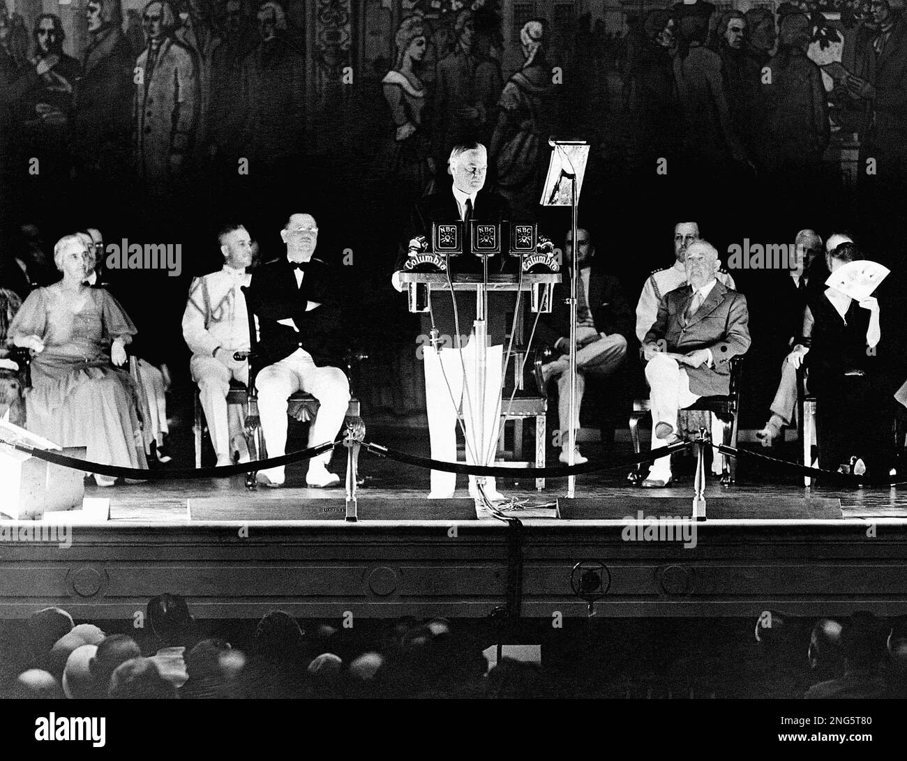 Thousands gathered about the Greecian Tomb of President Harding and Mrs ...