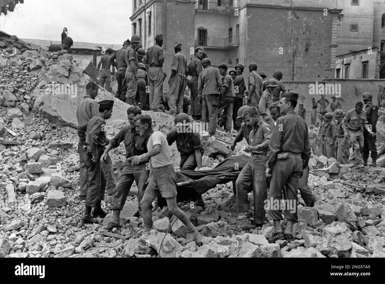 Rescue crews digging out wounded and dead in Naples, Italy, November ...