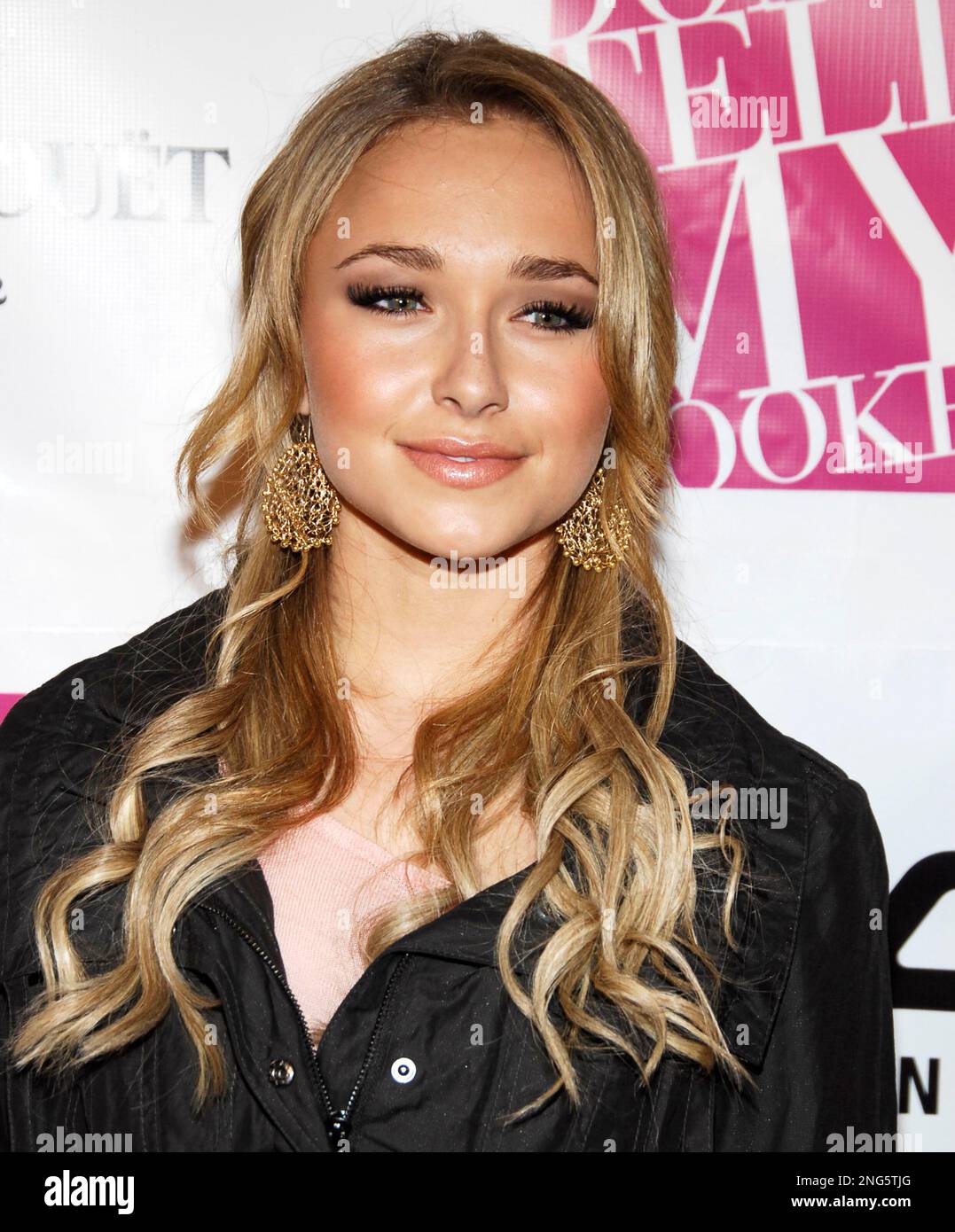 Actress Hayden Panettiere poses on the red carpet at the 2 B Free ...